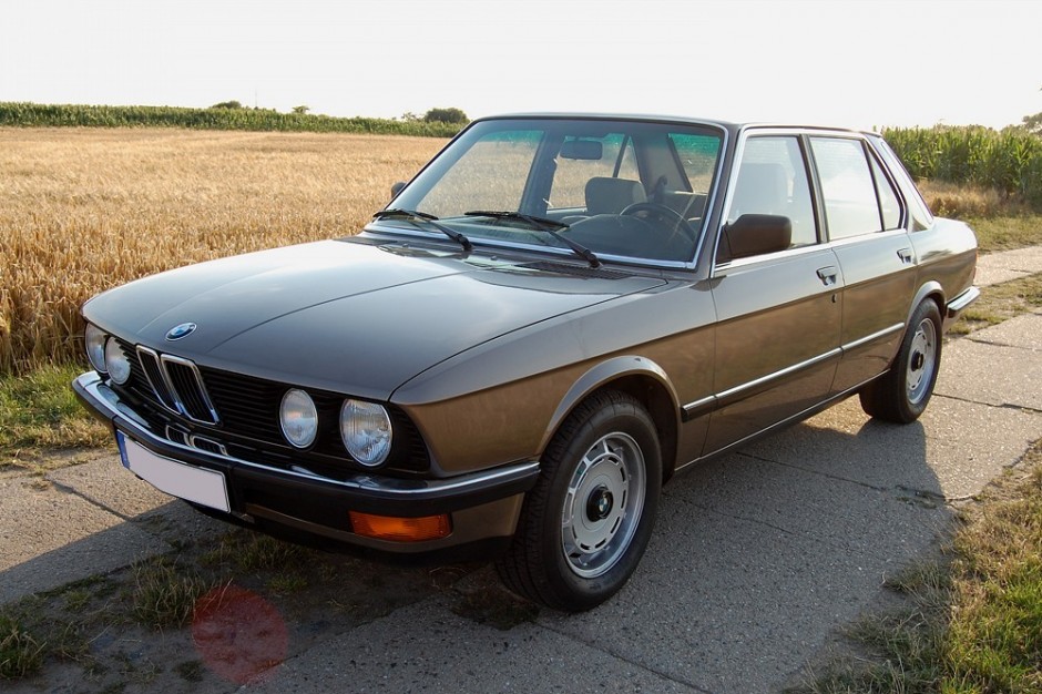 BMW E28 + V8-Power = Ultimate Sleeper? | Build Race Party